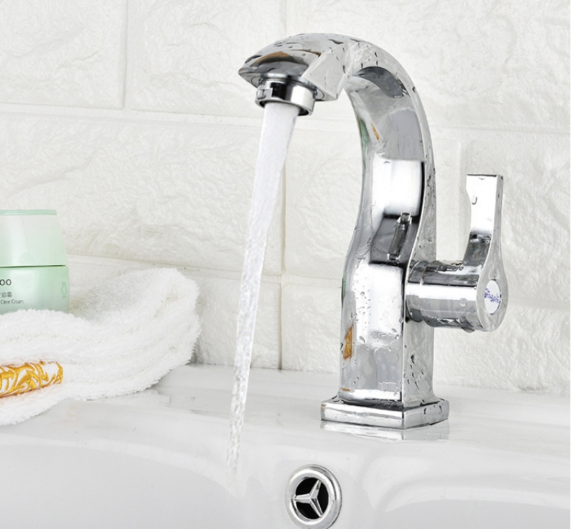 Vòi lavabo lạnh cổ cong ngắn VRM009
